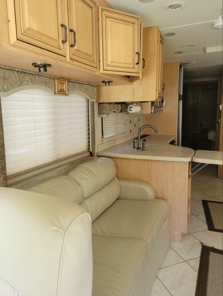 2010 Four Winds Montecito 38D - National Vehicle