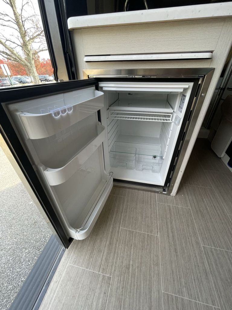 2022 Thor Motor Coach Rize 18M - National Vehicle