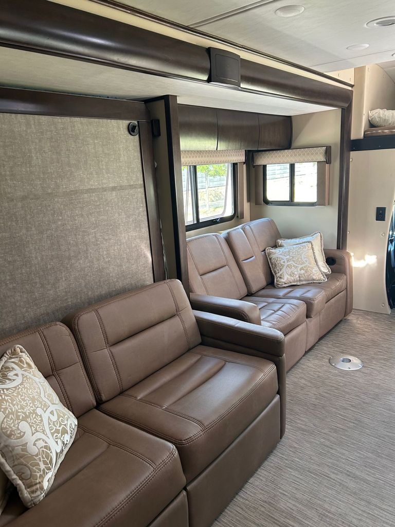 2021 Renegade Vienna 25VRMC - National Vehicle