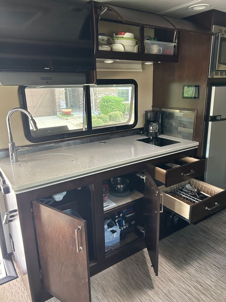 2021 Renegade Vienna 25VRMC - National Vehicle