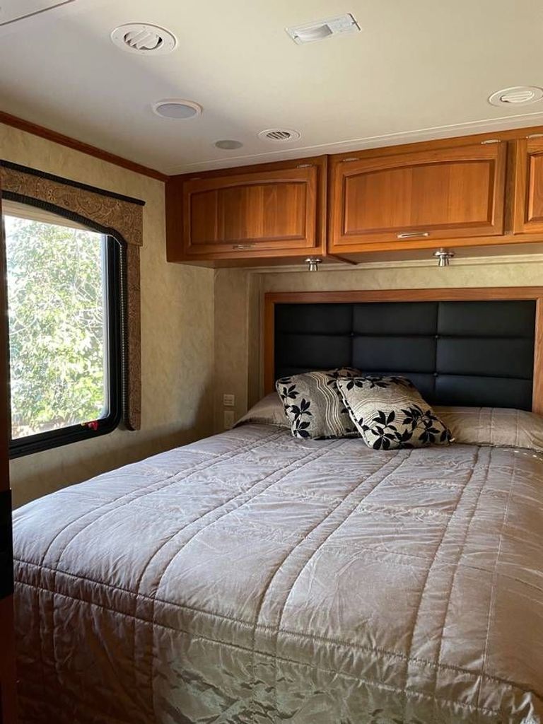 2009 Monaco Monarch 30SFS - National Vehicle