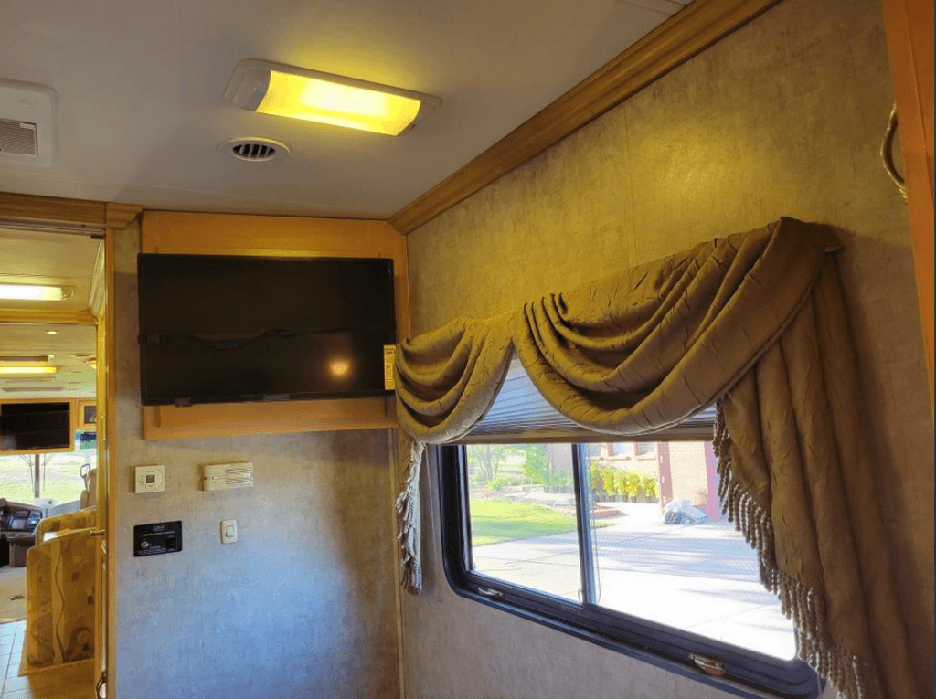 2006 Coachmen Cross Country SE 372DS - National Vehicle