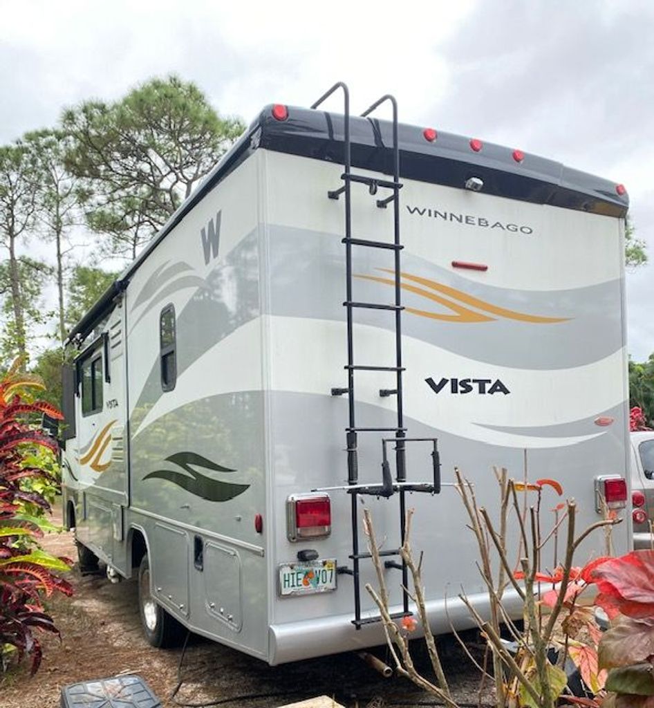 2011 Winnebago Vista 26P - National Vehicle