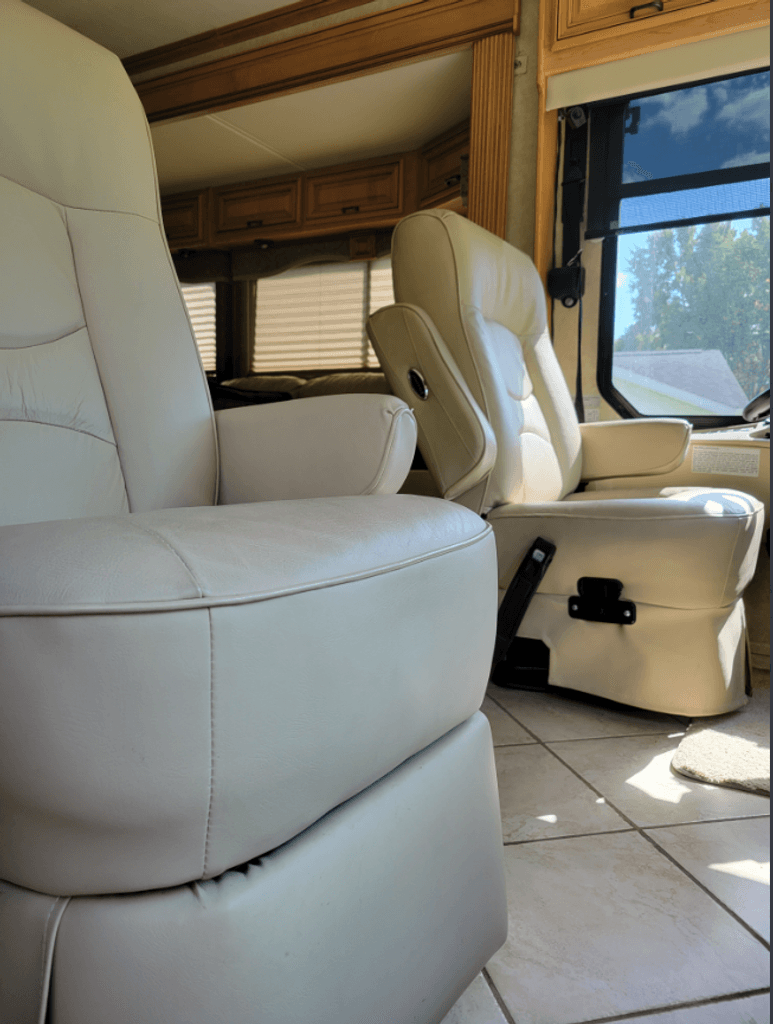 2010 Four Winds Montecito 38D - National Vehicle