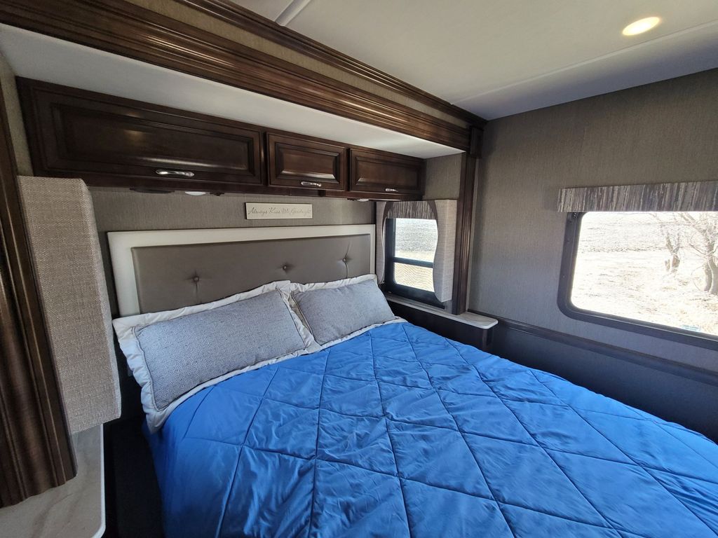 2020 Fleetwood Bounder 33C - National Vehicle