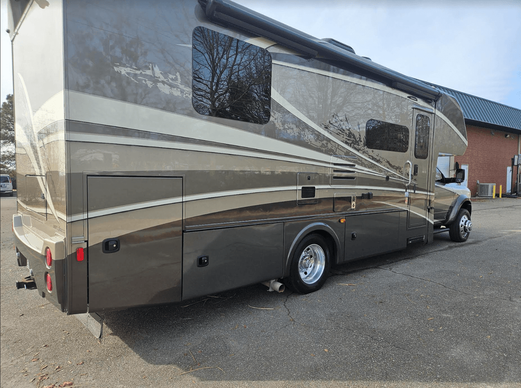 2021 Dynamax Isata 5 28SS 4X4 - National Vehicle