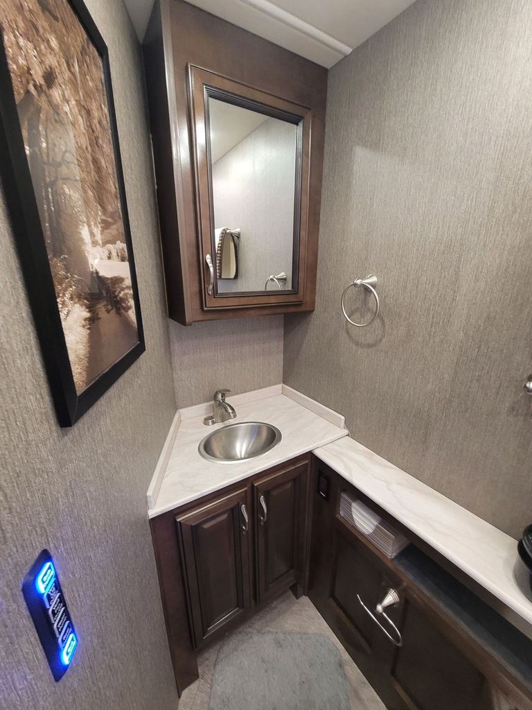 2020 Fleetwood Bounder 33C - National Vehicle