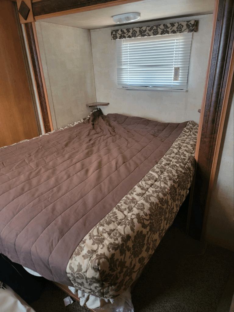 2012 Keystone Hideout Luxury 28RLDS - National Vehicle