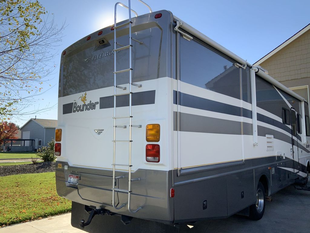 2006 Fleetwood Bounder 32W - National Vehicle