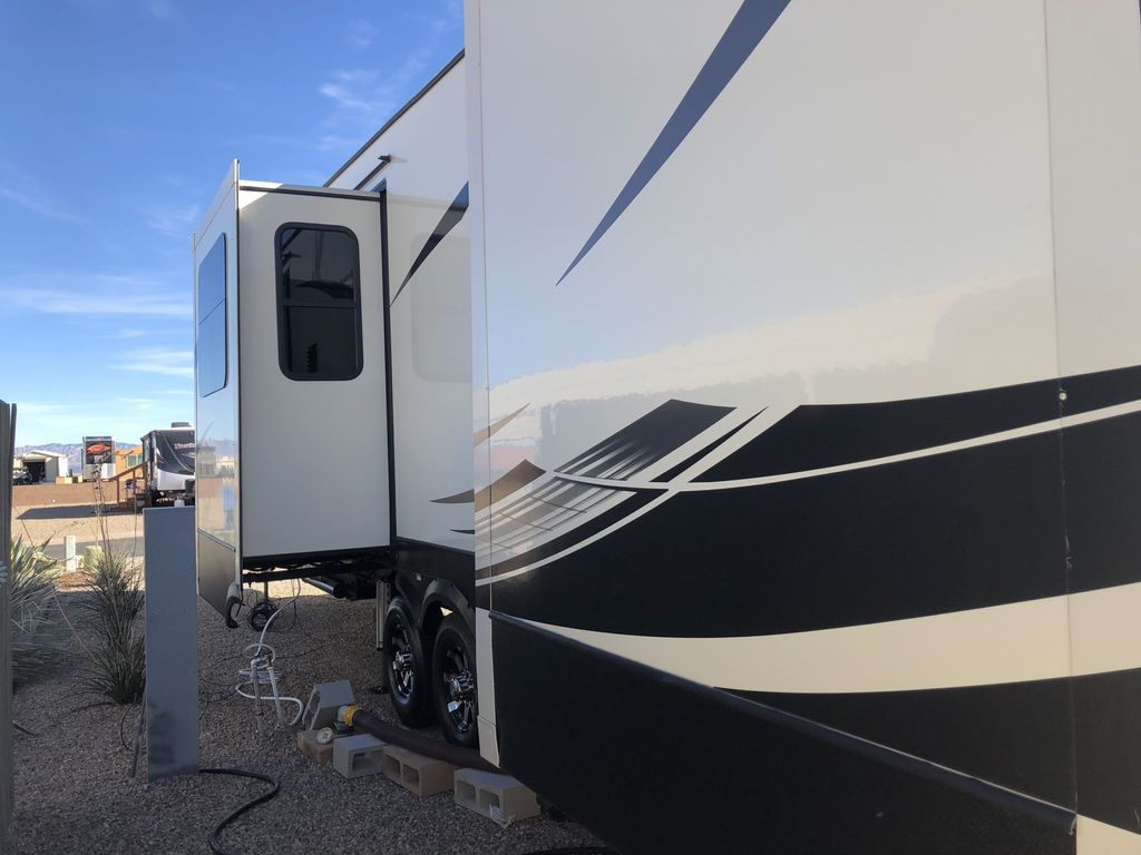 2018 Keystone Alpine 3800FK - National Vehicle