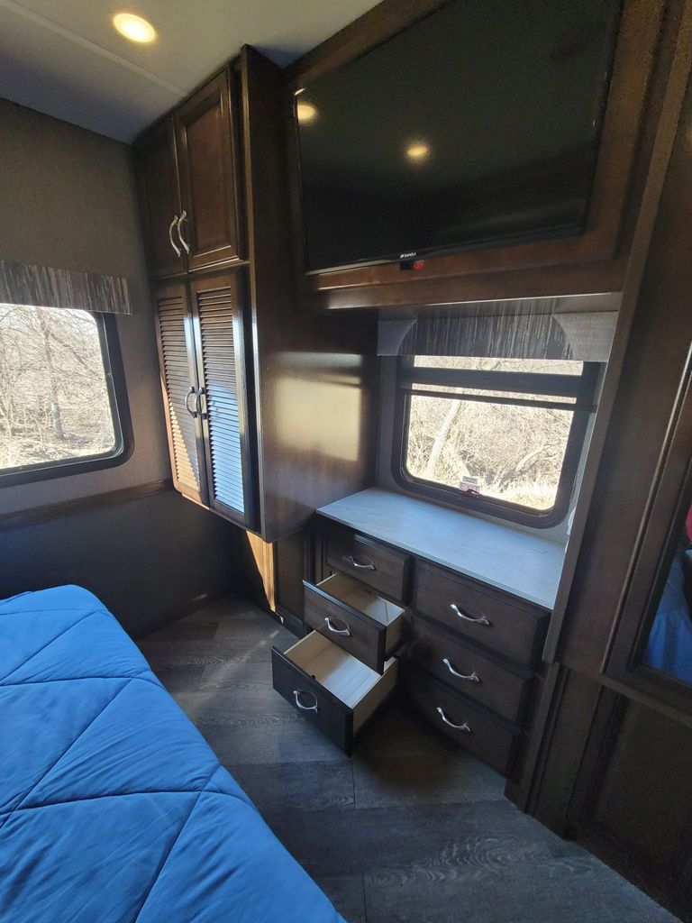 2020 Fleetwood Bounder 33C - National Vehicle