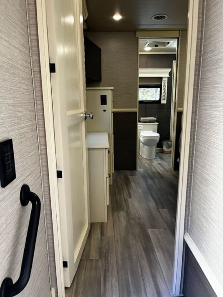 2022 Vanleigh Beacon 41FLB - National Vehicle