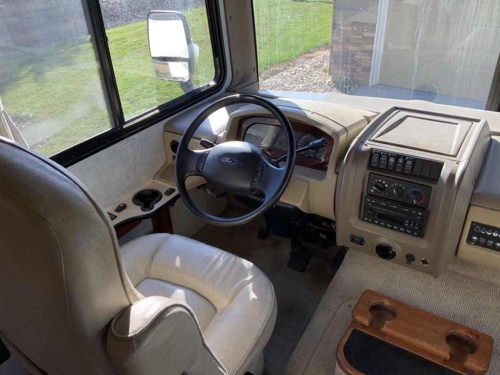 2006 Fleetwood Bounder 32W - National Vehicle