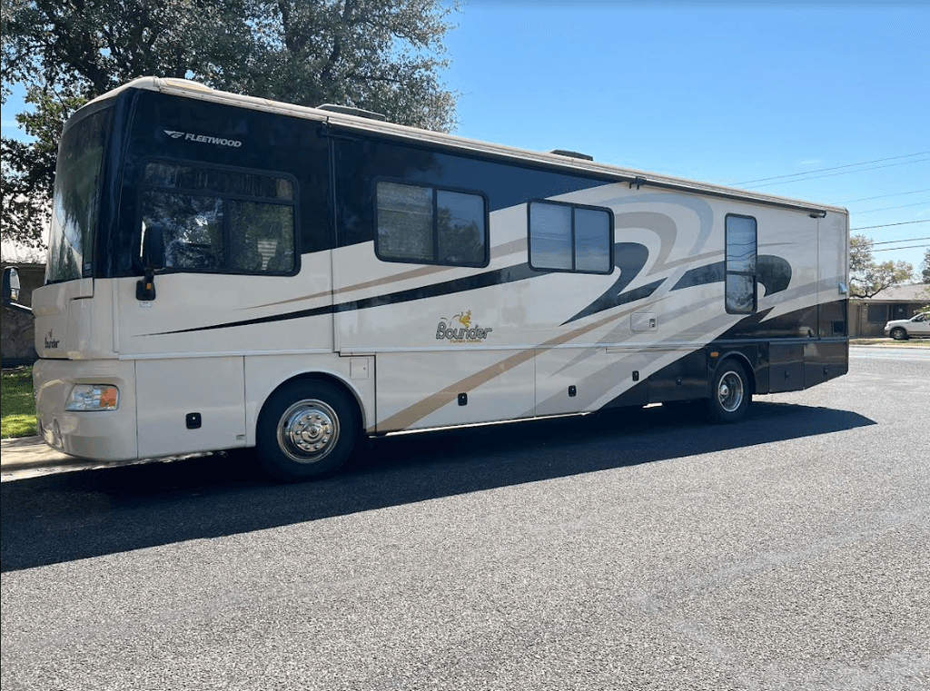 2008 Fleetwood Bounder 38V - National Vehicle