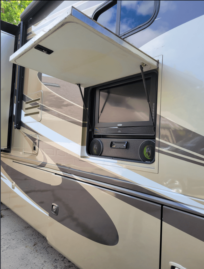 2010 Four Winds Montecito 38D - National Vehicle