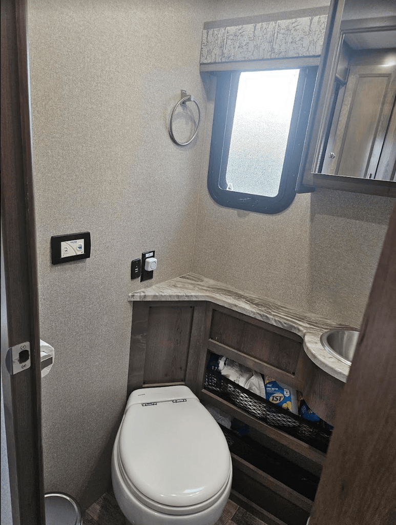 2021 Dynamax Isata 5 28SS 4X4 - National Vehicle