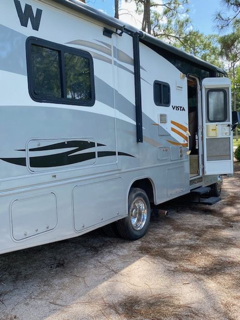 2011 Winnebago Vista 26P - National Vehicle