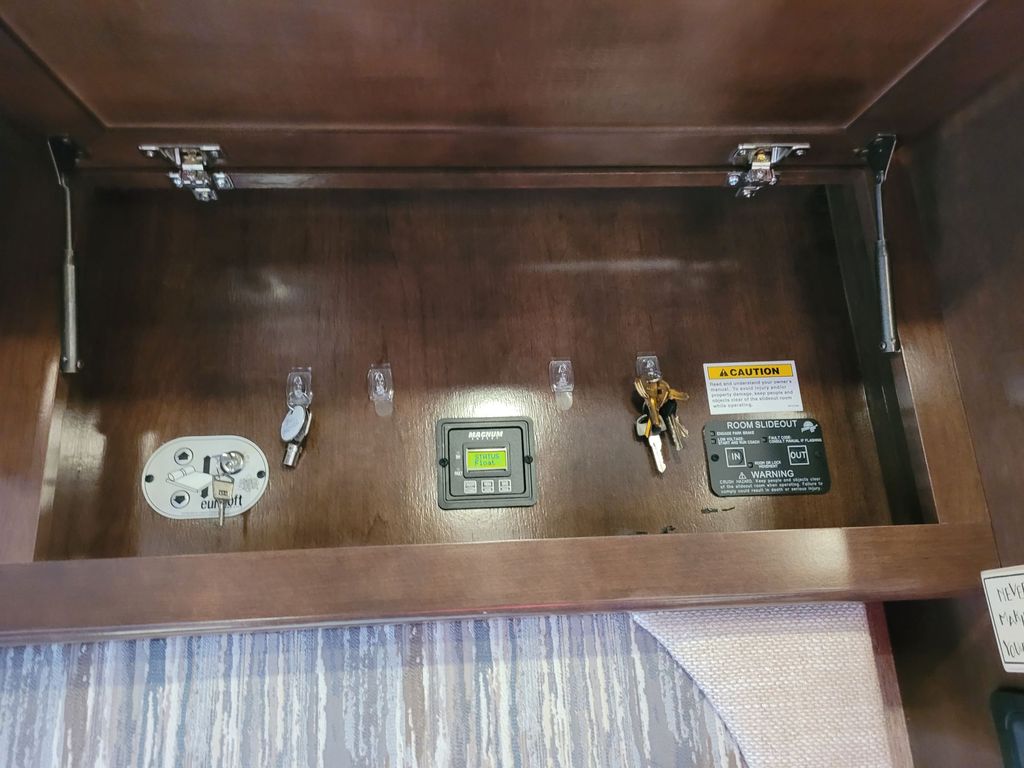 2020 Fleetwood Bounder 33C - National Vehicle