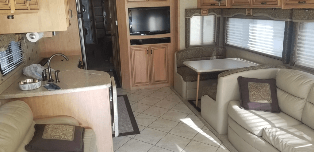 2010 Four Winds Montecito 38D - National Vehicle