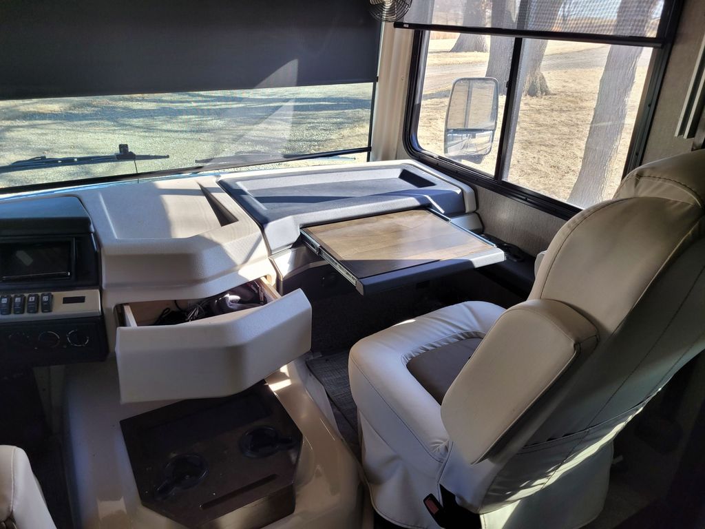 2020 Fleetwood Bounder 33C - National Vehicle